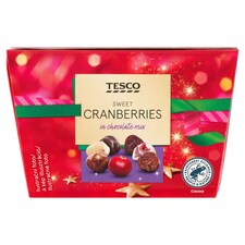 Tesco ét-, tej-, és fehér csokoládéval bevont, kandírozott vörösáfonya ...