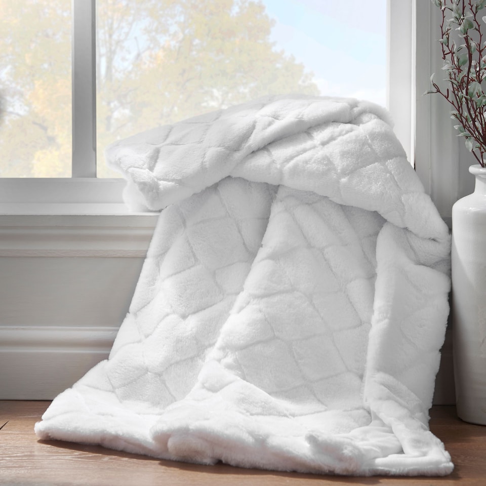 Catherine Lansfield Cosy Diamond Faux Fur Soft Blanket Throw | White ...
