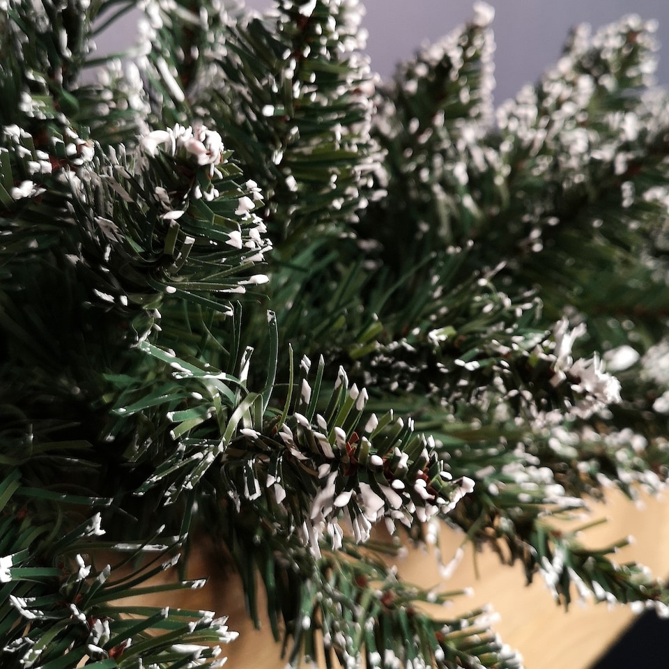 Premier Christmas Rocky Mountain Garland 2.7m Snow Flocked with Cones ...