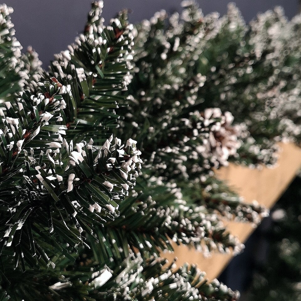 Premier Christmas Rocky Mountain Garland 2.7m Snow Flocked with Cones ...